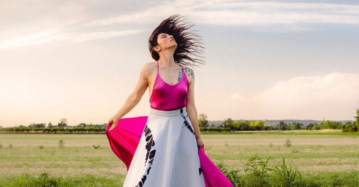 News - RadioItalia-Elisa: relax con la figlia Emma Cecile prima di ...