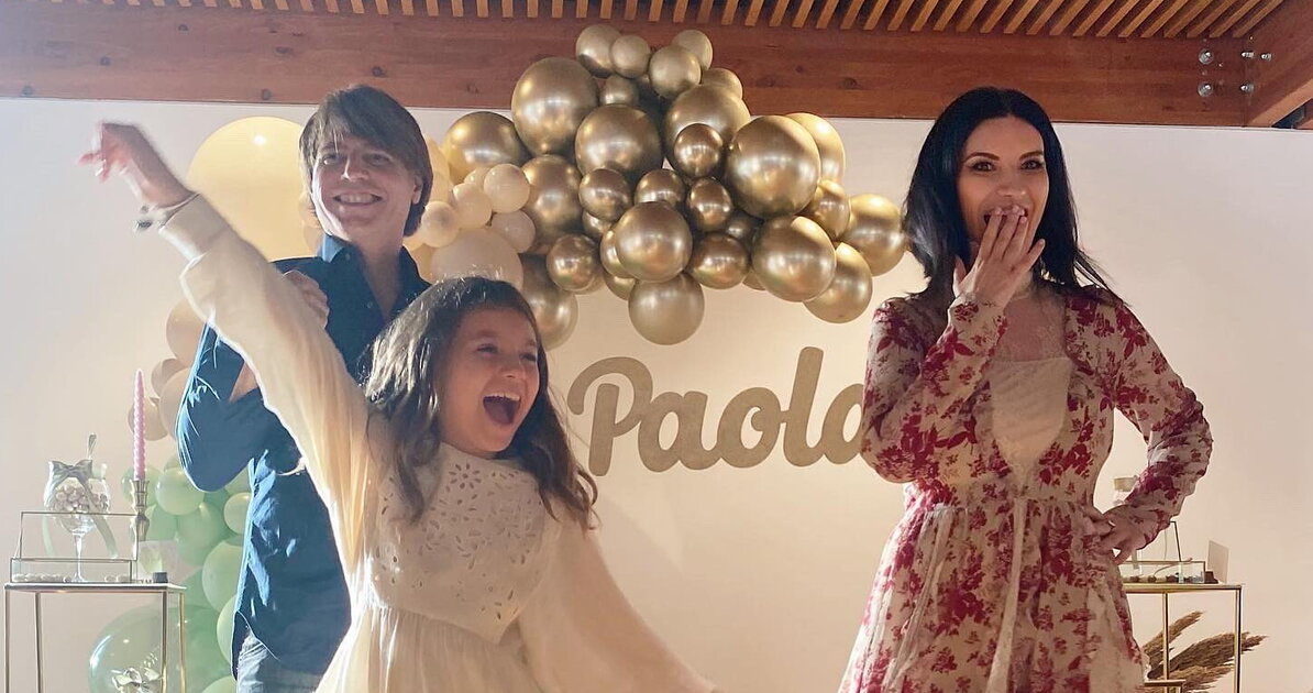 News - RadioItalia-Laura Pausini: festa in famiglia per la comunione ...